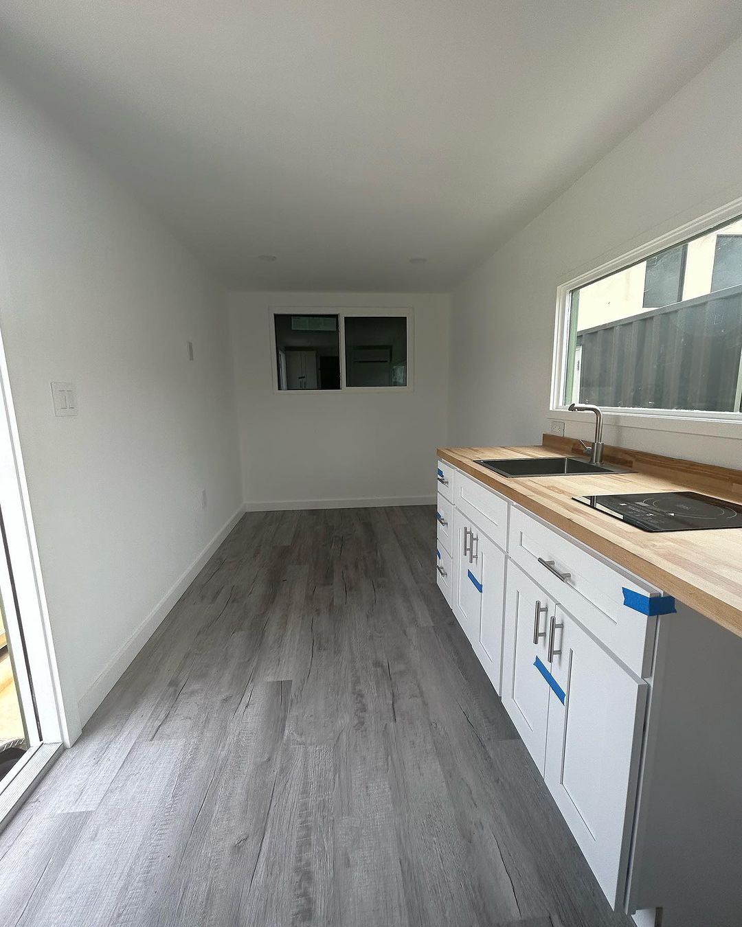 20x8ft Portable Container House On Wheels – Global Shipping Containers